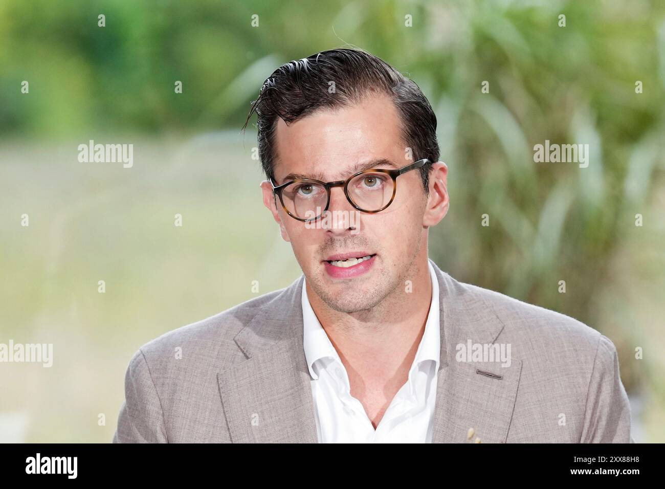 Sommergruppemode hi-res stock photography and images - Alamy