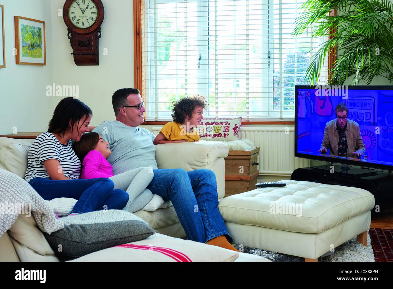 Family watching tv Stock Photo - Alamy