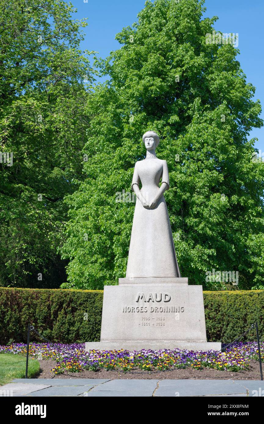 Norway, Oslo, downtown, royal palace garden, Queen Maud statue Stock ...