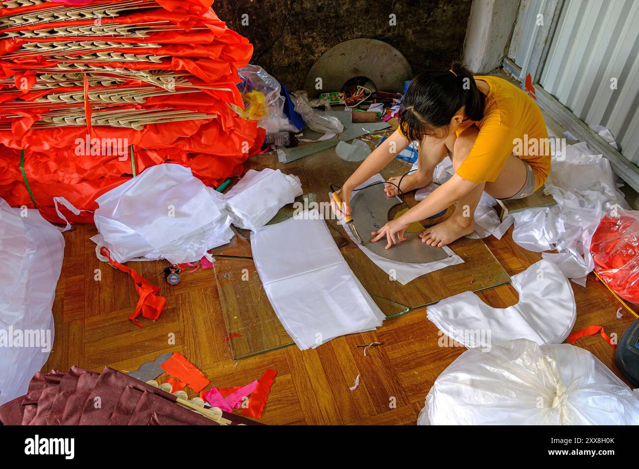 Vietnam, around Hanoï, village of Chang Son, fan handicraft making ...