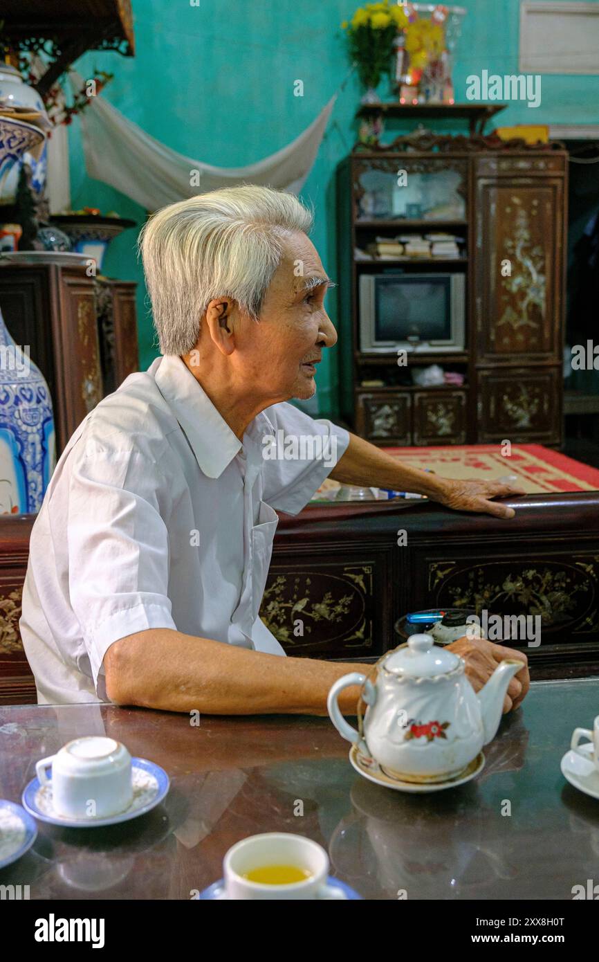 Vietnam, around Hanoï, village of Chang Son, fan handicraft making ...
