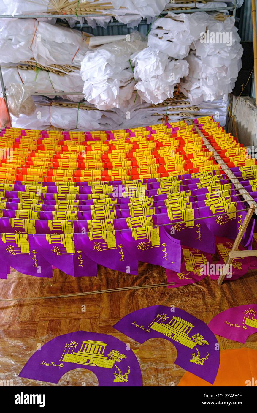 Vietnam, around Hanoï, village of Chang Son, fan handicraft making ...