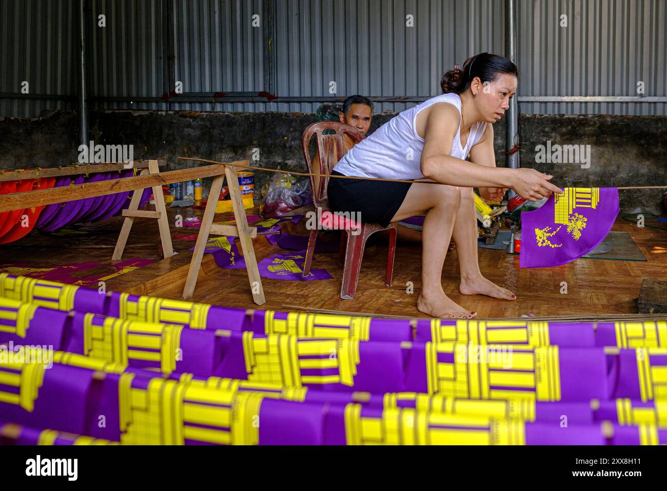 Vietnam, around Hanoï, village of Chang Son, fan handicraft making ...