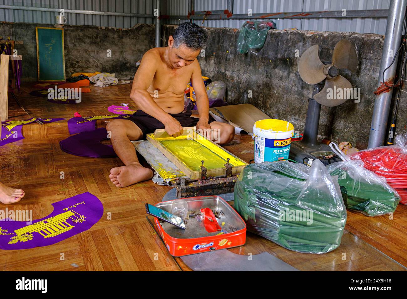 Vietnam, around Hanoï, village of Chang Son, fan handicraft making ...