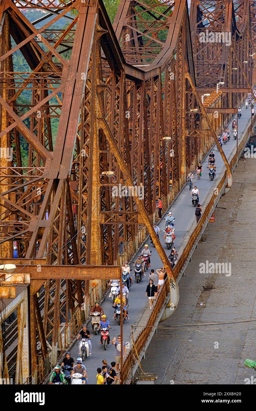 Long bien railway bridge hi-res stock photography and images - Alamy