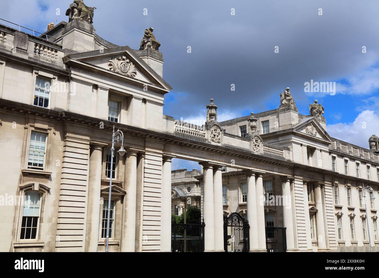 Which houses the department of the taoiseach hi-res stock photography and images - Alamy