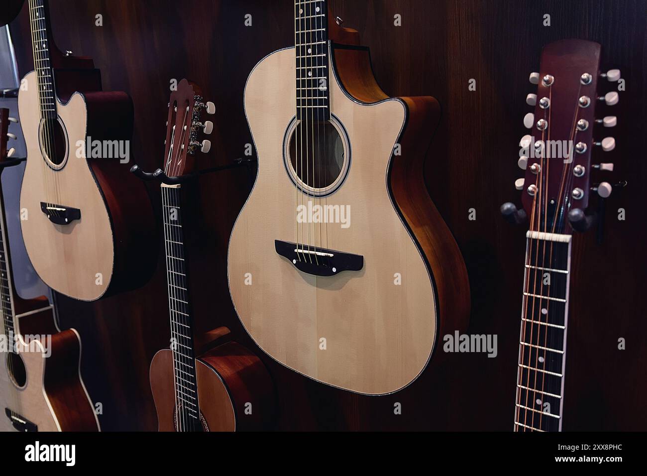 Musical instrument store hi-res stock photography and images - Alamy