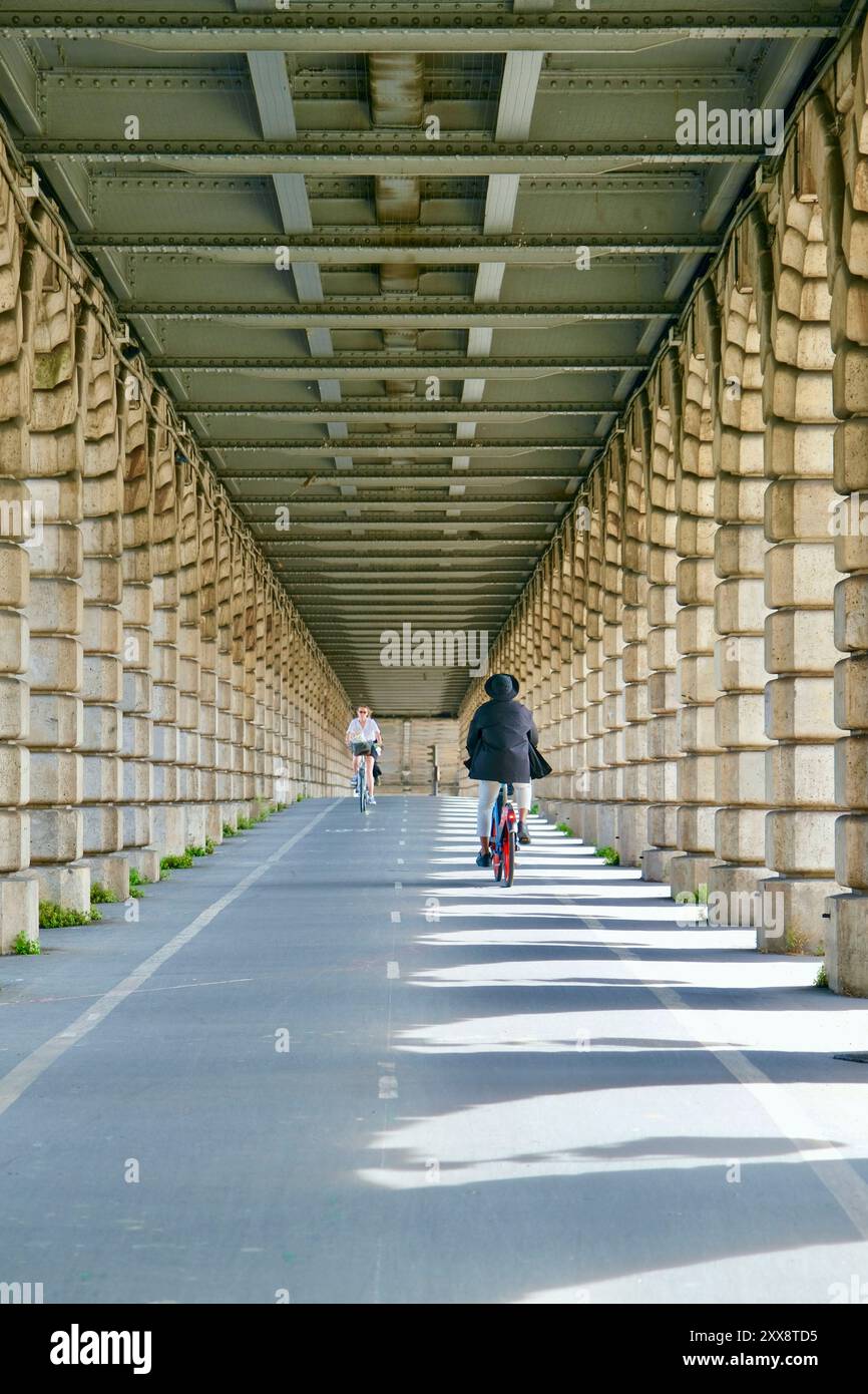 France, Paris, cycle path on the Bercy bridge Stock Photo - Alamy