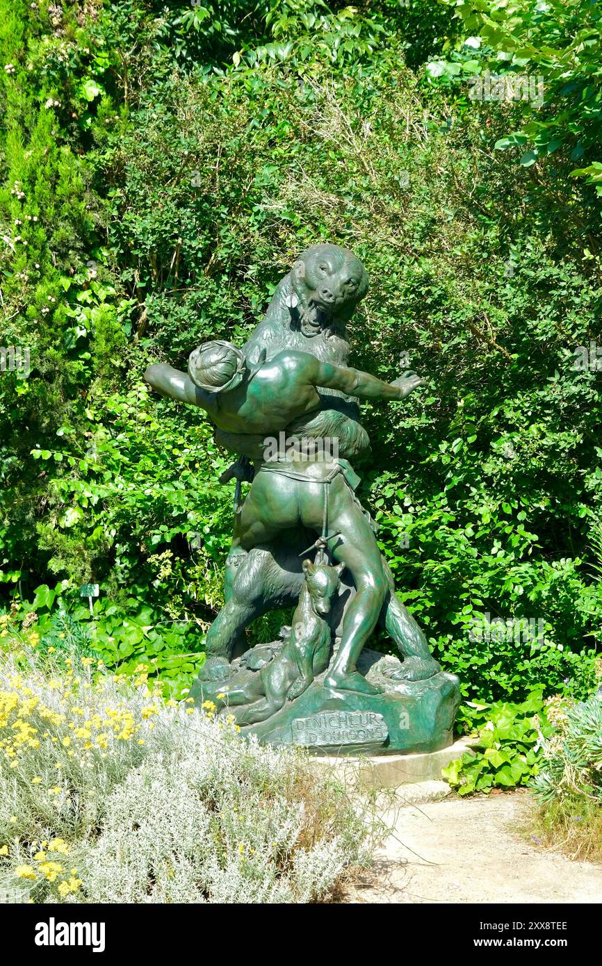 France, Paris, the Jardin des Plantes, statue The Teddy Bear Finder by ...