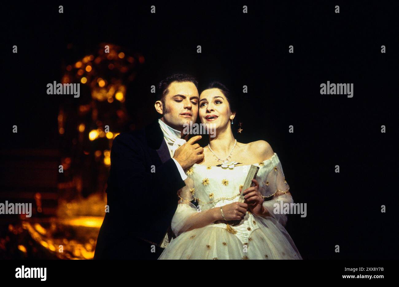 Frank Lopardo (Alfredo Germont), Angela Gheorghiu (Violetta Valery) in ...