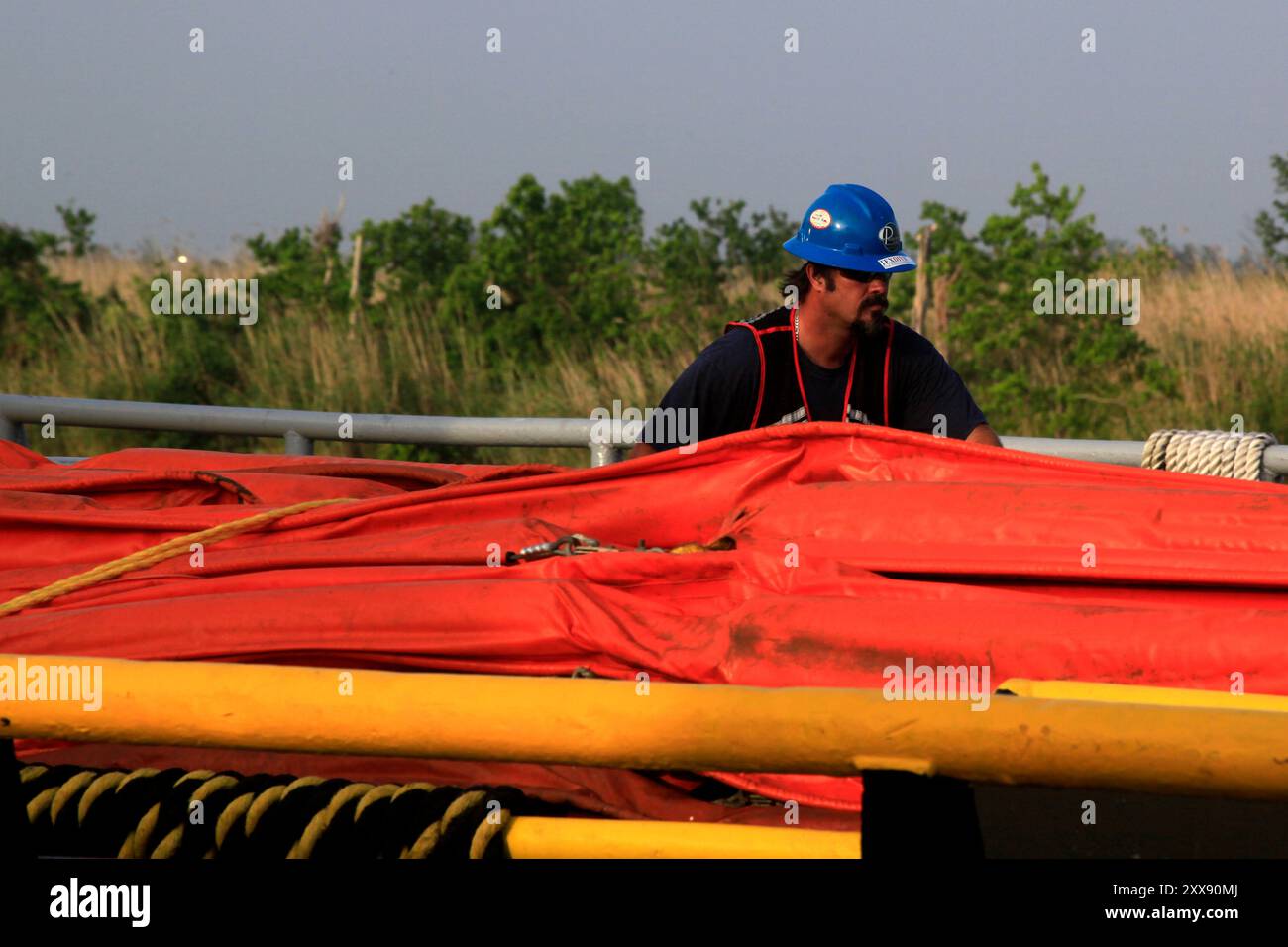 An oil slick from the Deepwater Horizon explosion threatens the ...