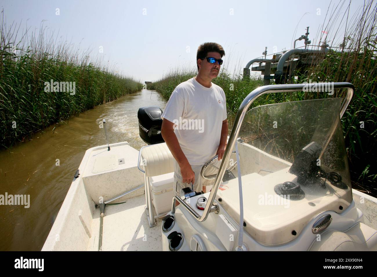 An oil slick from the Deepwater Horizon explosion threatens the ...