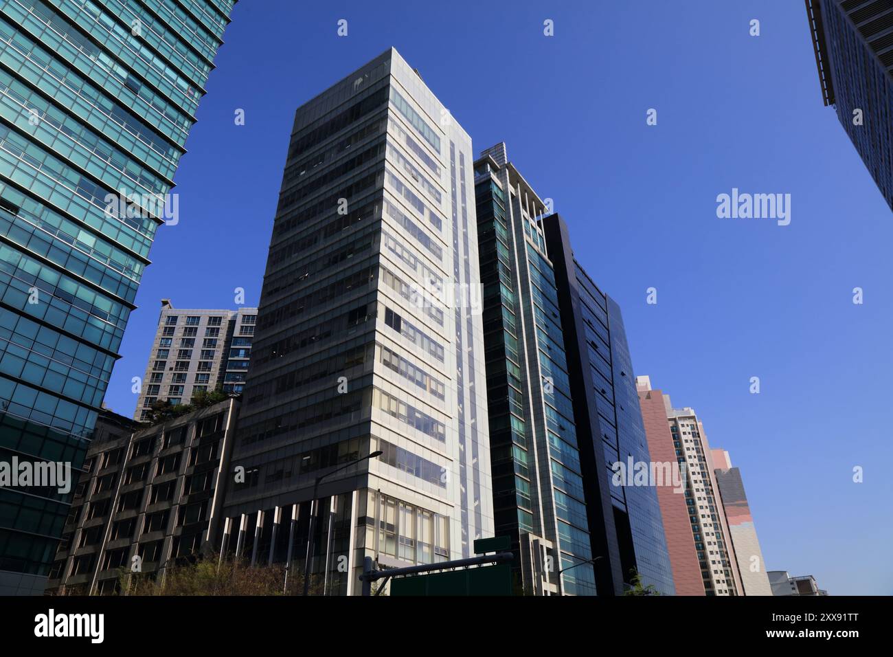 Street view of Teheran-ro street in Gangnam district of Seoul city ...