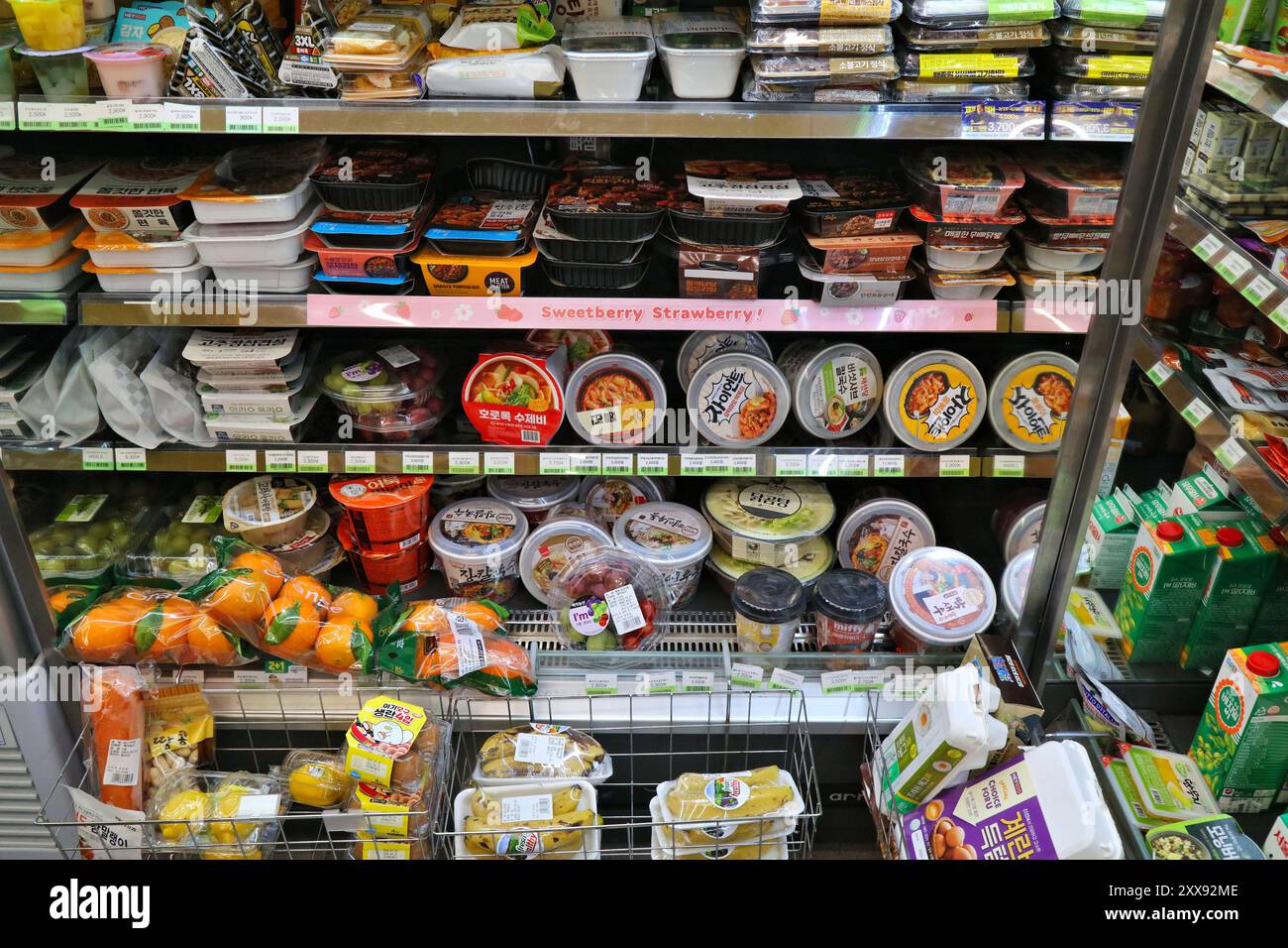 Convenience store shelves lunch hi-res stock photography and images - Alamy
