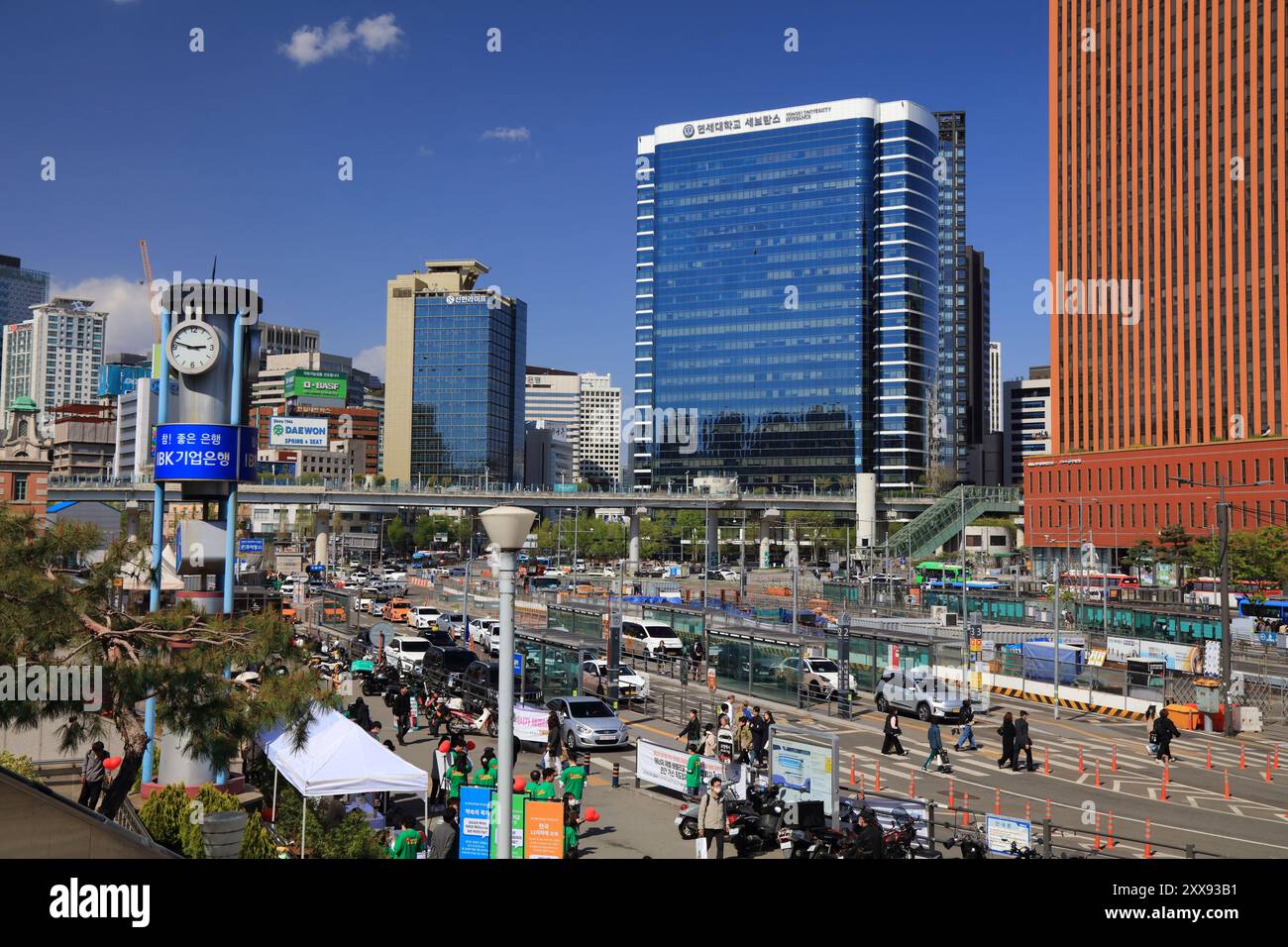 SEOUL, SOUTH KOREA - APRIL 8, 2023: Traffic in downtown Jung-gu ...