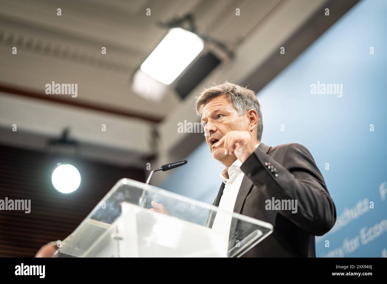 Bundeswirtschaftsminister Robert Habeck stellt das neue Förderprogramm ...