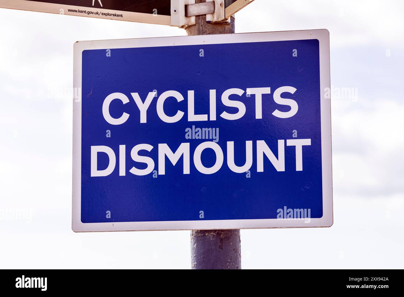 A blue and white cyclists dismount sign Stock Photo - Alamy