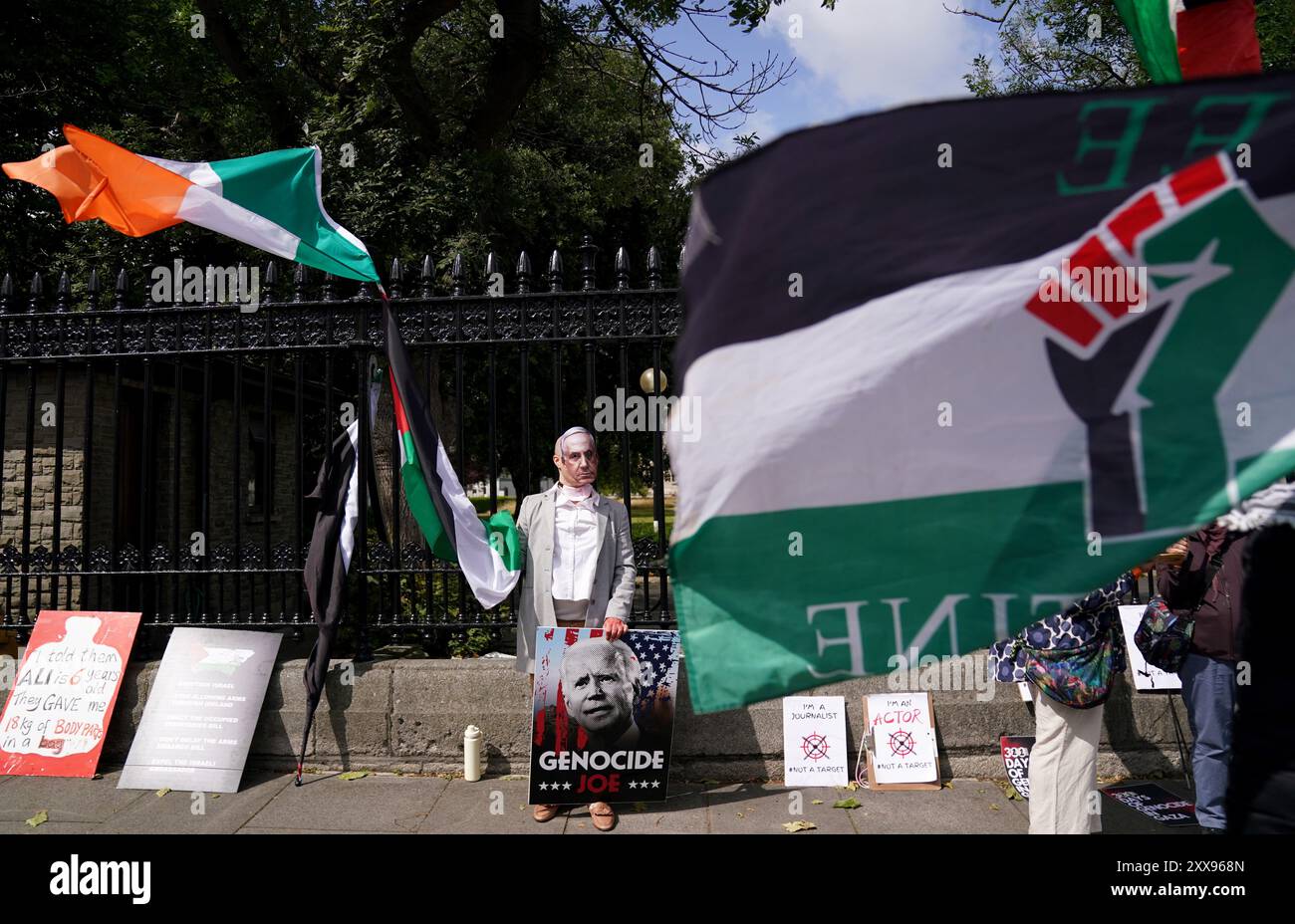Benjamin netanyahu mask hi-res stock photography and images - Alamy