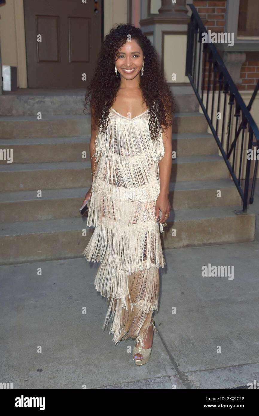 Jennifer Castillo bei der Premiere der 4. Staffel der Hulu Serie Only ...