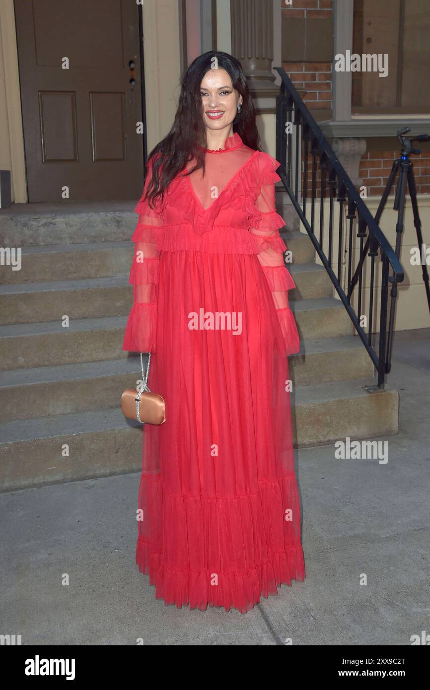 Natasha Blasick bei der Premiere der 4. Staffel der Hulu Serie Only ...