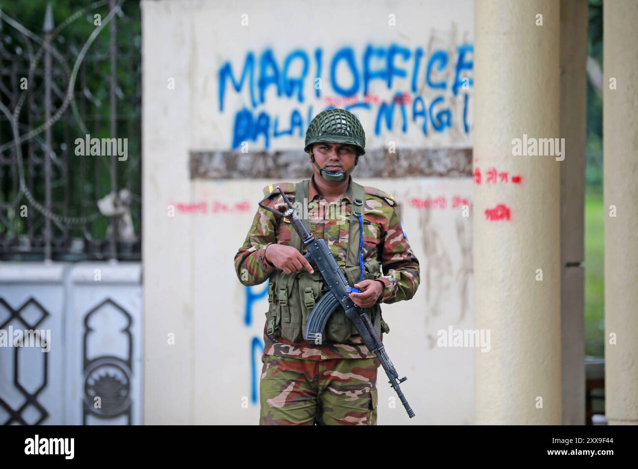 Military personnel stand guard in front of the Prime Minister Office in ...