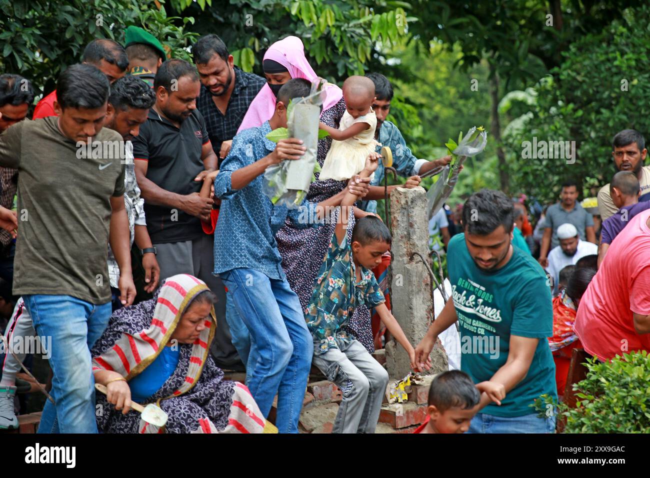 The day after Sheikh Hasina's resignation, people visit ‘Gono Bhaban ...