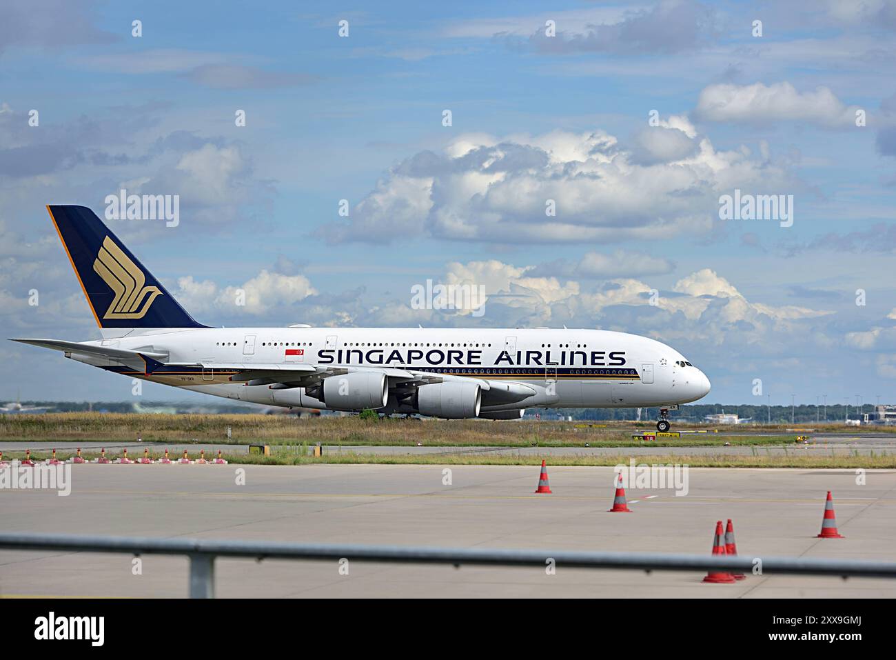 17.8.2024 Flugverkehr Startender Jet der Singapore Airlines am ...