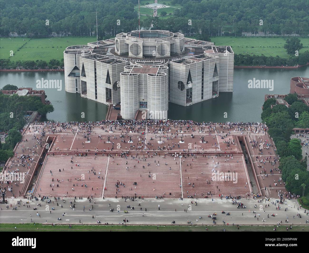 Hundreds of jubilant people at the Jatiya Sangsad Bhaban complex a day ...
