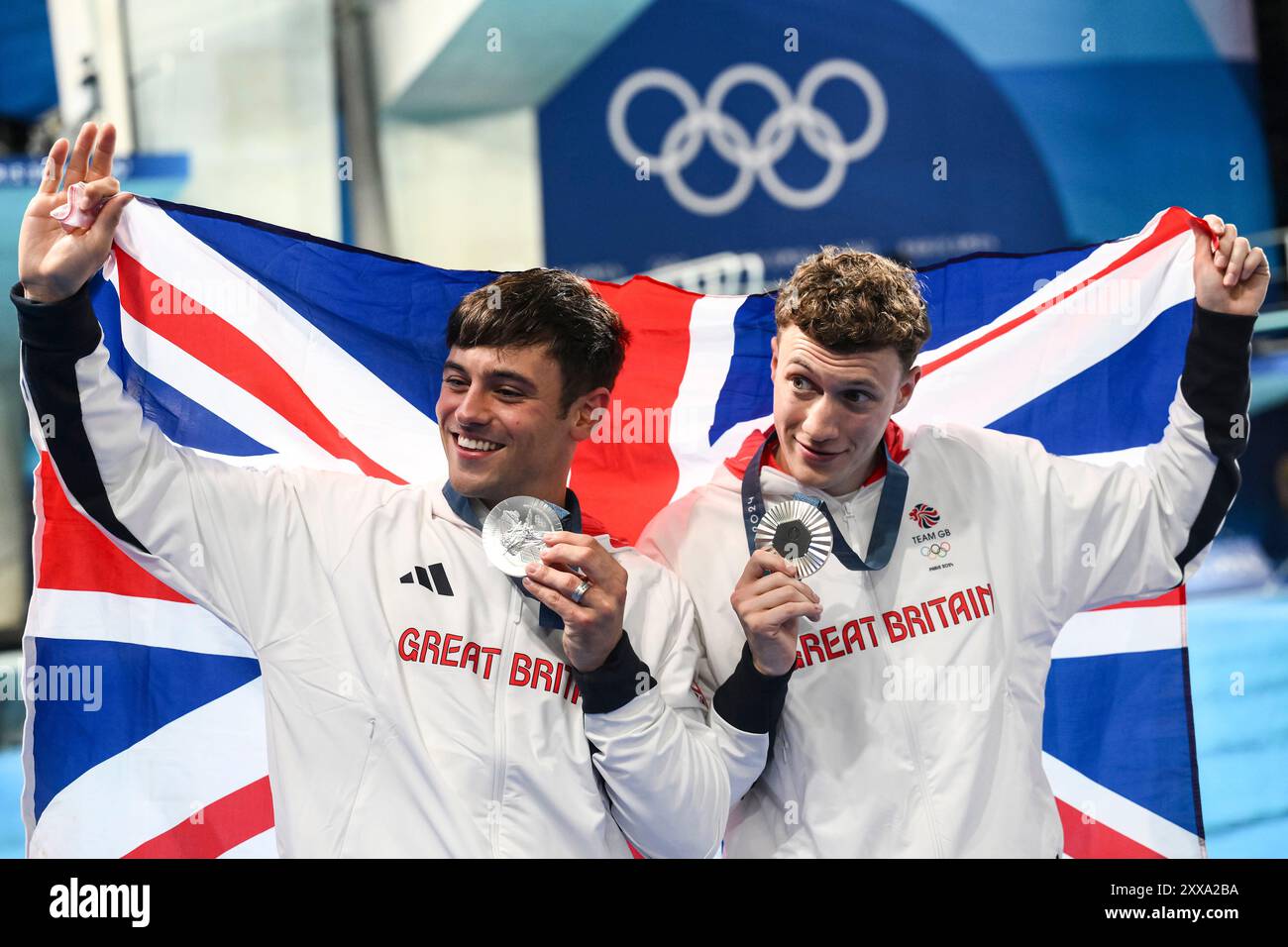 Thomas Daley and Noah Williams of Great Britain show the silver medals ...