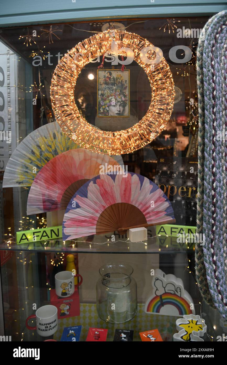 Snoopy items shop window hi-res stock photography and images - Alamy