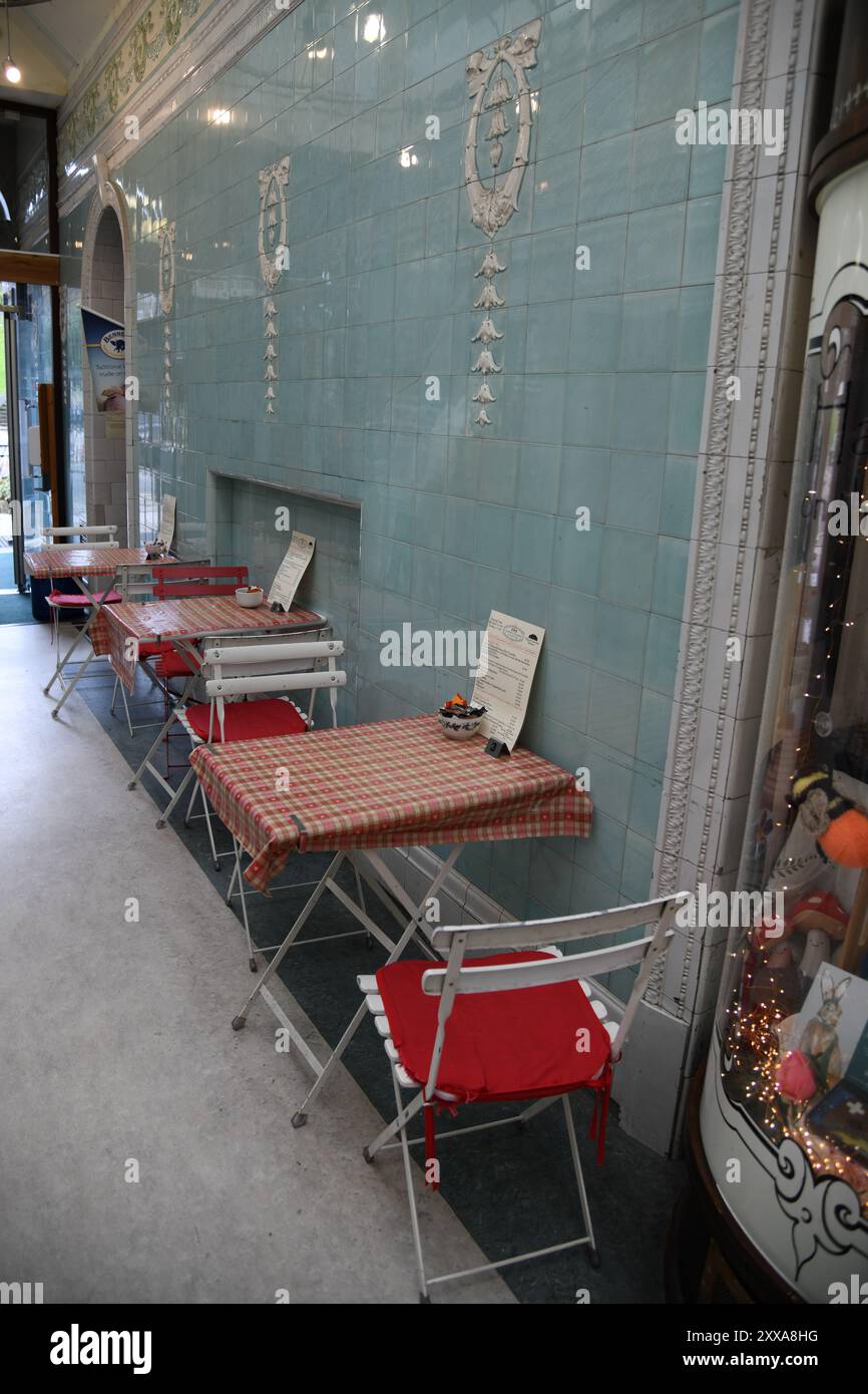 1950s tiled cafe hi-res stock photography and images - Alamy