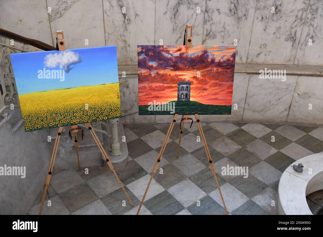 Art exhibition paintings easels hi-res stock photography and images - Alamy