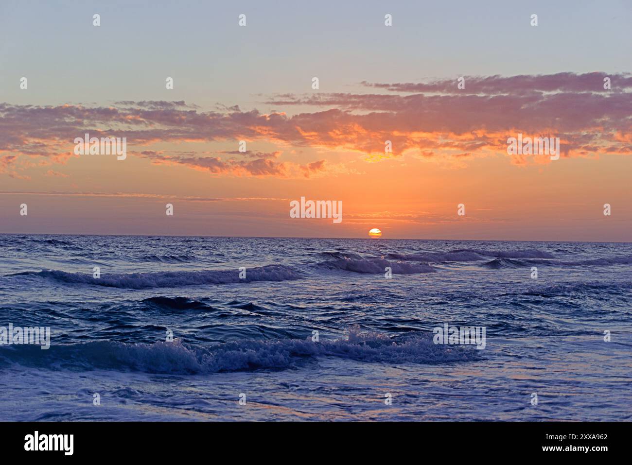 Pink cloud sunset over ocean hi-res stock photography and images - Alamy