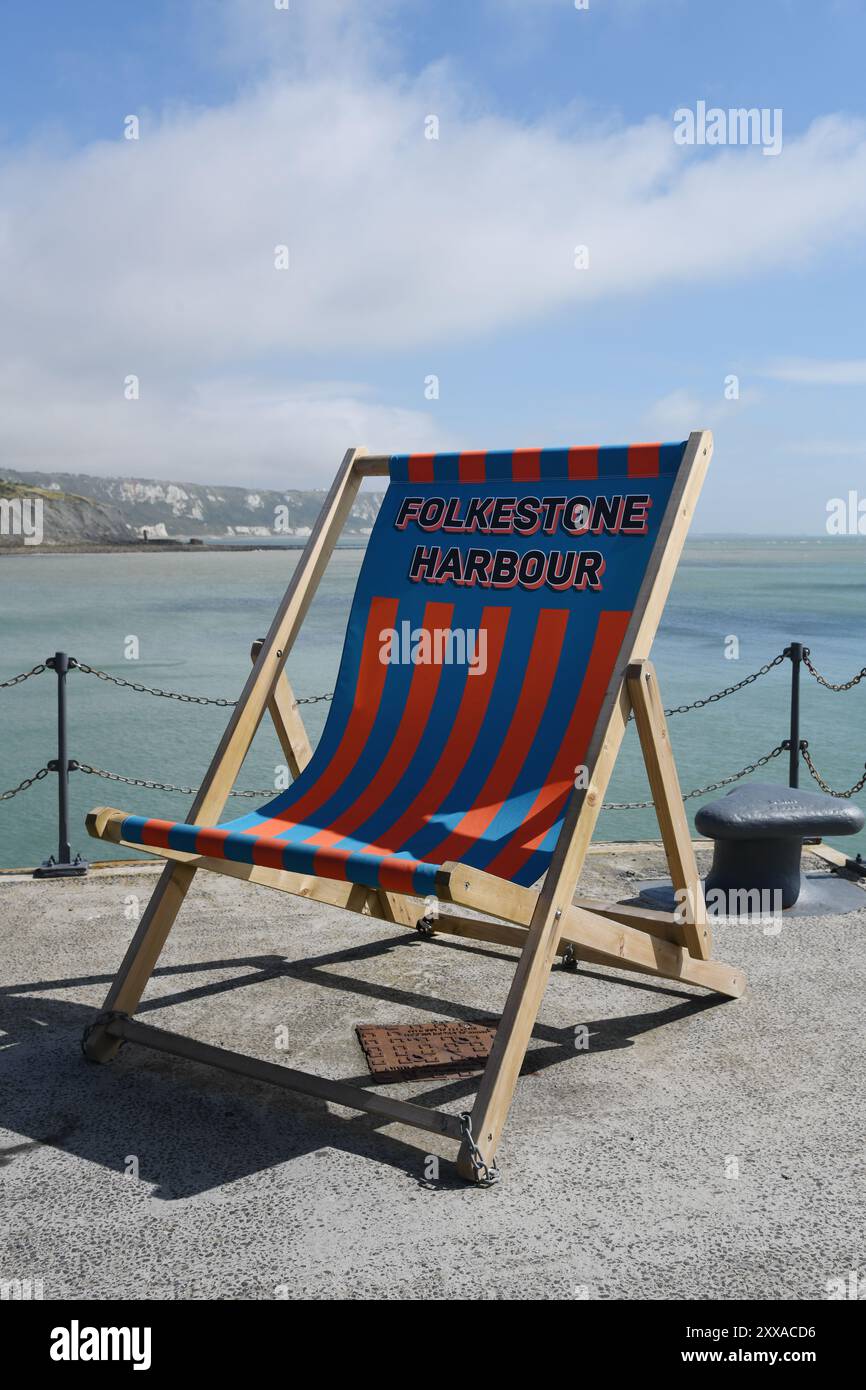 Empty deck chair on dock hi-res stock photography and images - Alamy