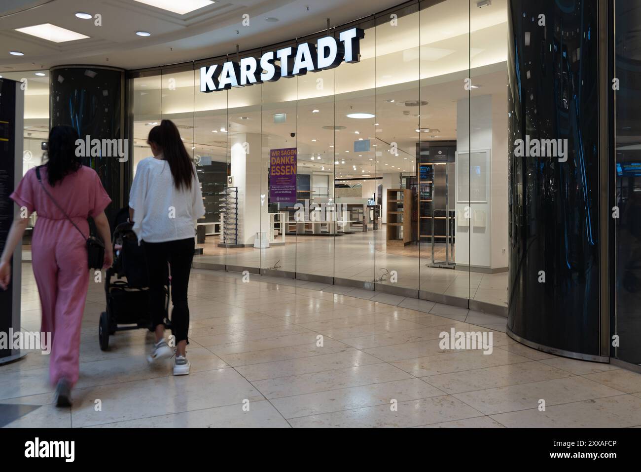 Leere Regale und verschlossene Tueren der Karstadt Filiale Essen, Raeumungsverkauf bei Galeria ...