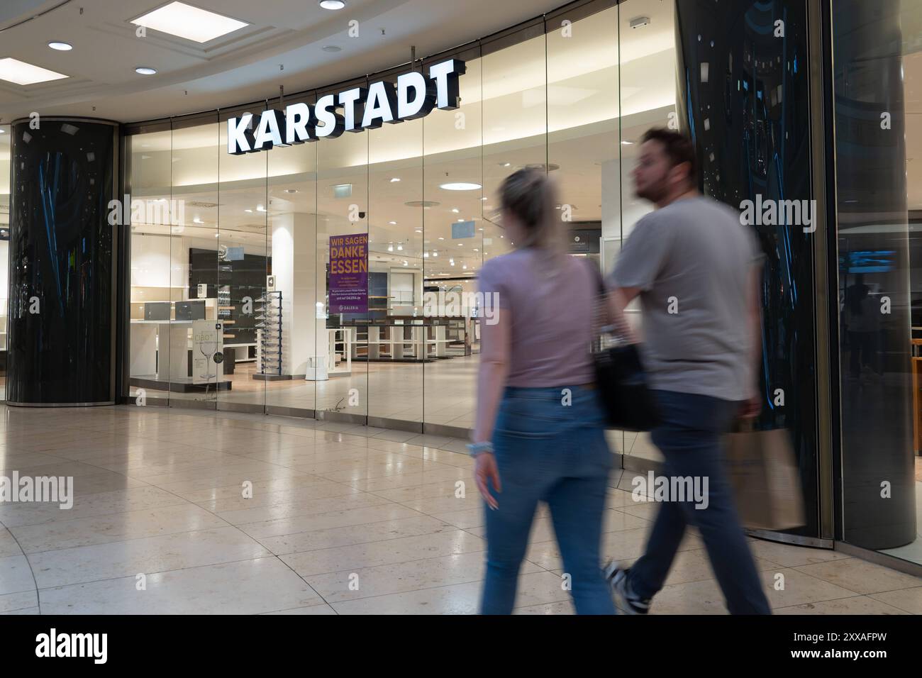Leere Regale und verschlossene Tueren der Karstadt Filiale Essen, Raeumungsverkauf bei Galeria ...