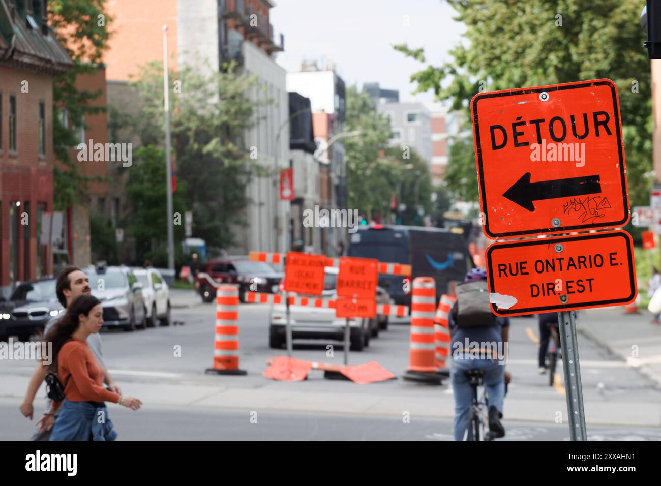 Detour street sign in downtown Montreal,Quebec,Canada Stock Photo - Alamy