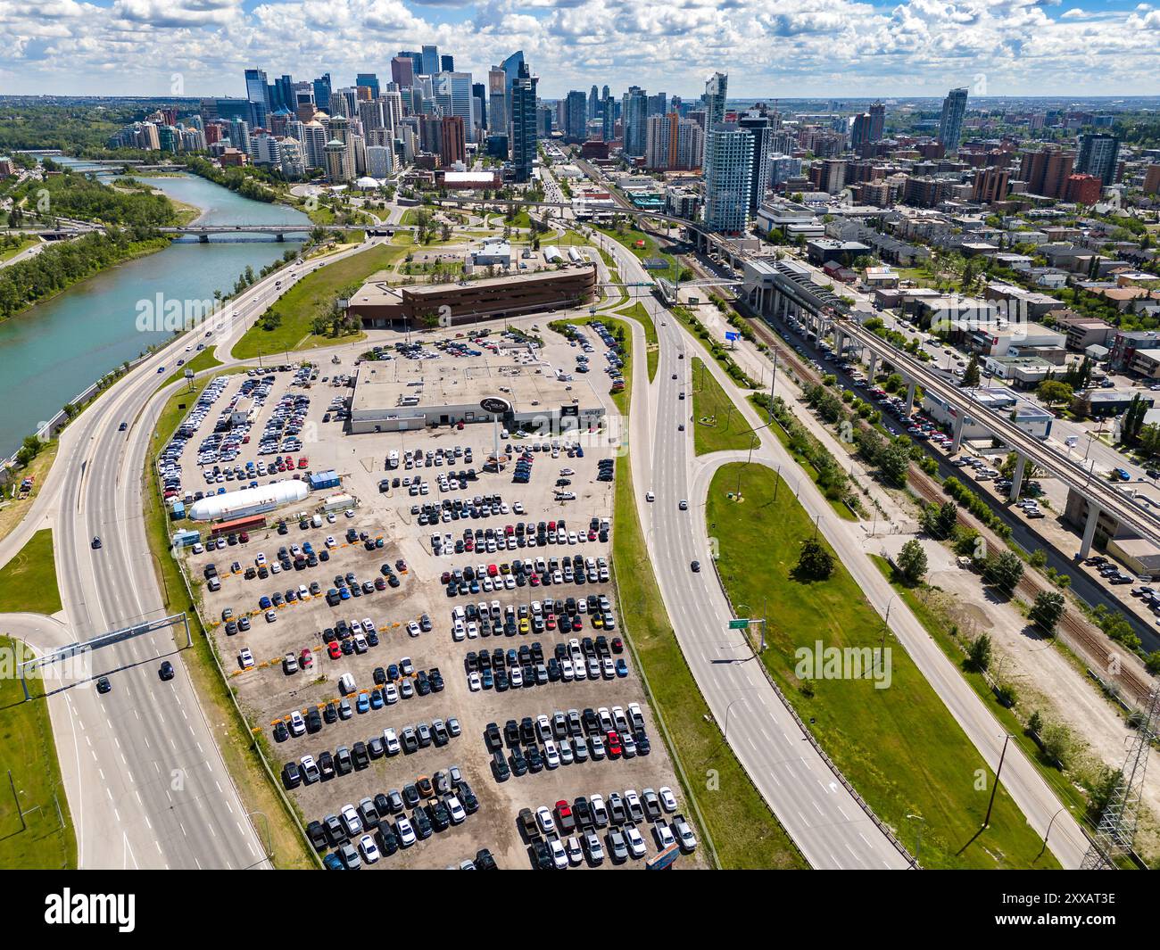 Car dealerships along road hi-res stock photography and images - Alamy
