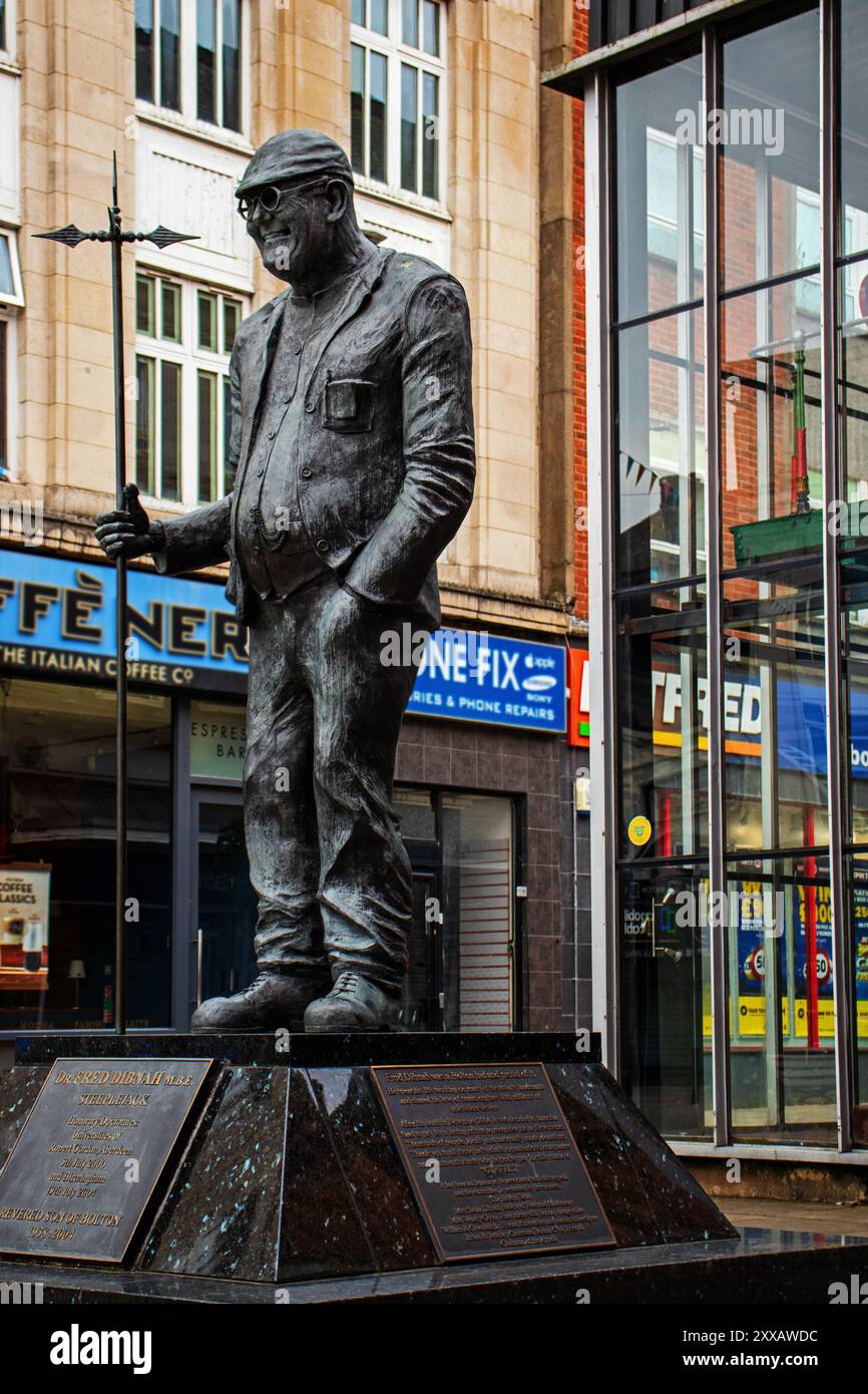 Thee statue of the famous Bolton steeplejack, Fred Dibnah standing ...