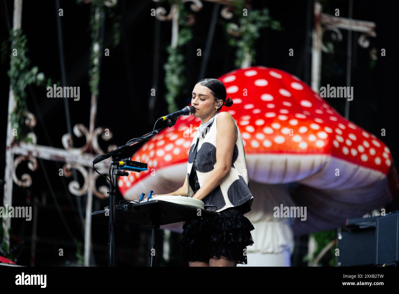 Pomme singer hi-res stock photography and images - Alamy