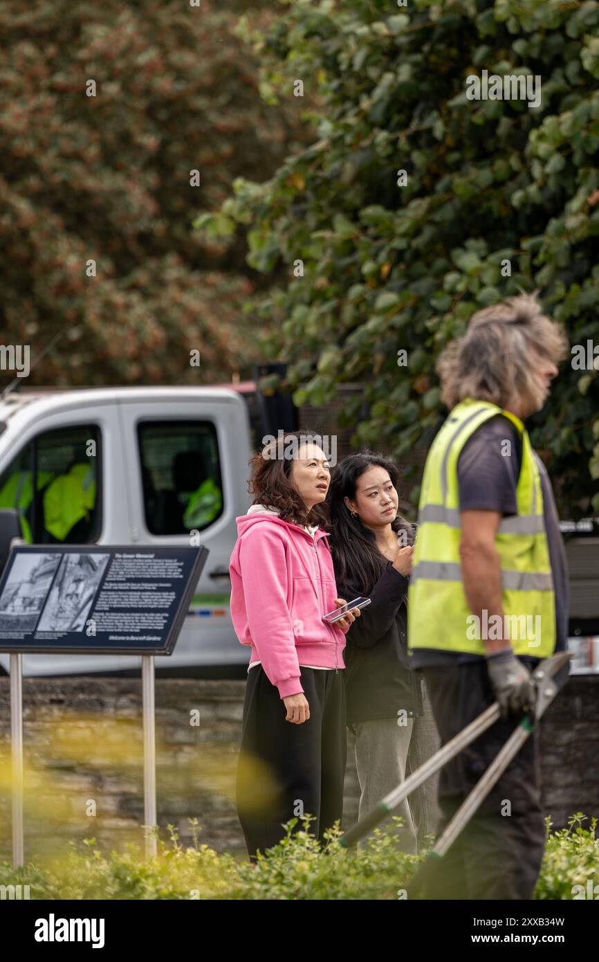 Women asking for directions hi-res stock photography and images - Alamy