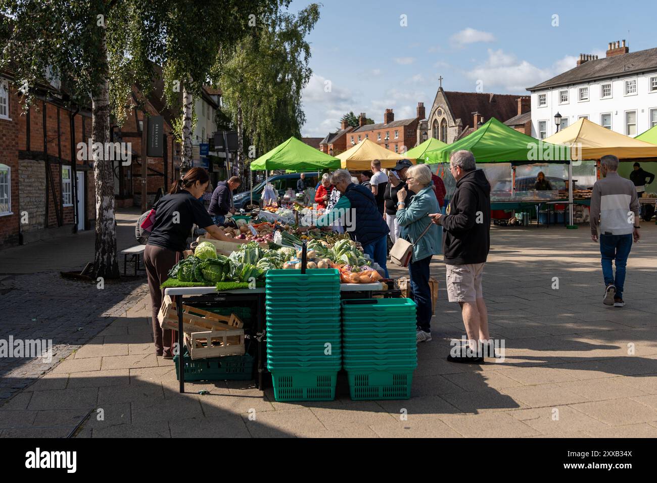 Shopping at a farmer's market hi-res stock photography and images - Alamy