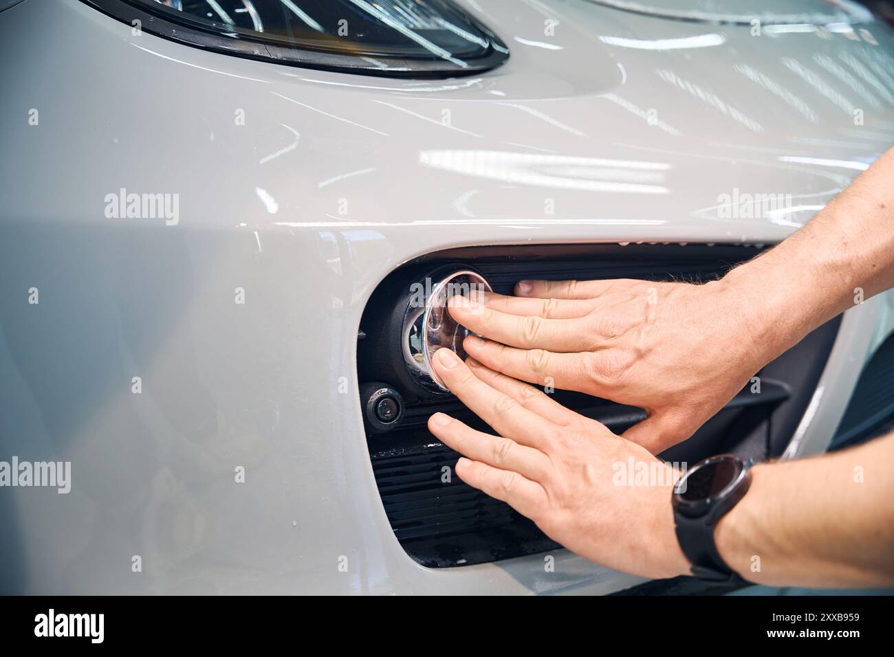 Man works with signal lights on a car Stock Photo - Alamy