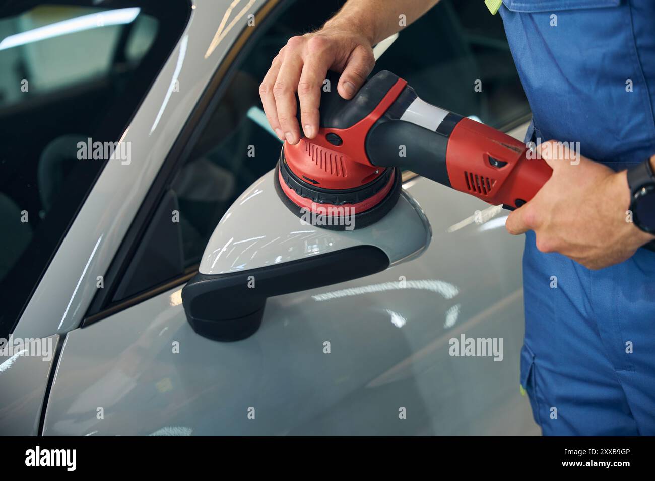 Man polishes the side mirror of a car Stock Photo - Alamy