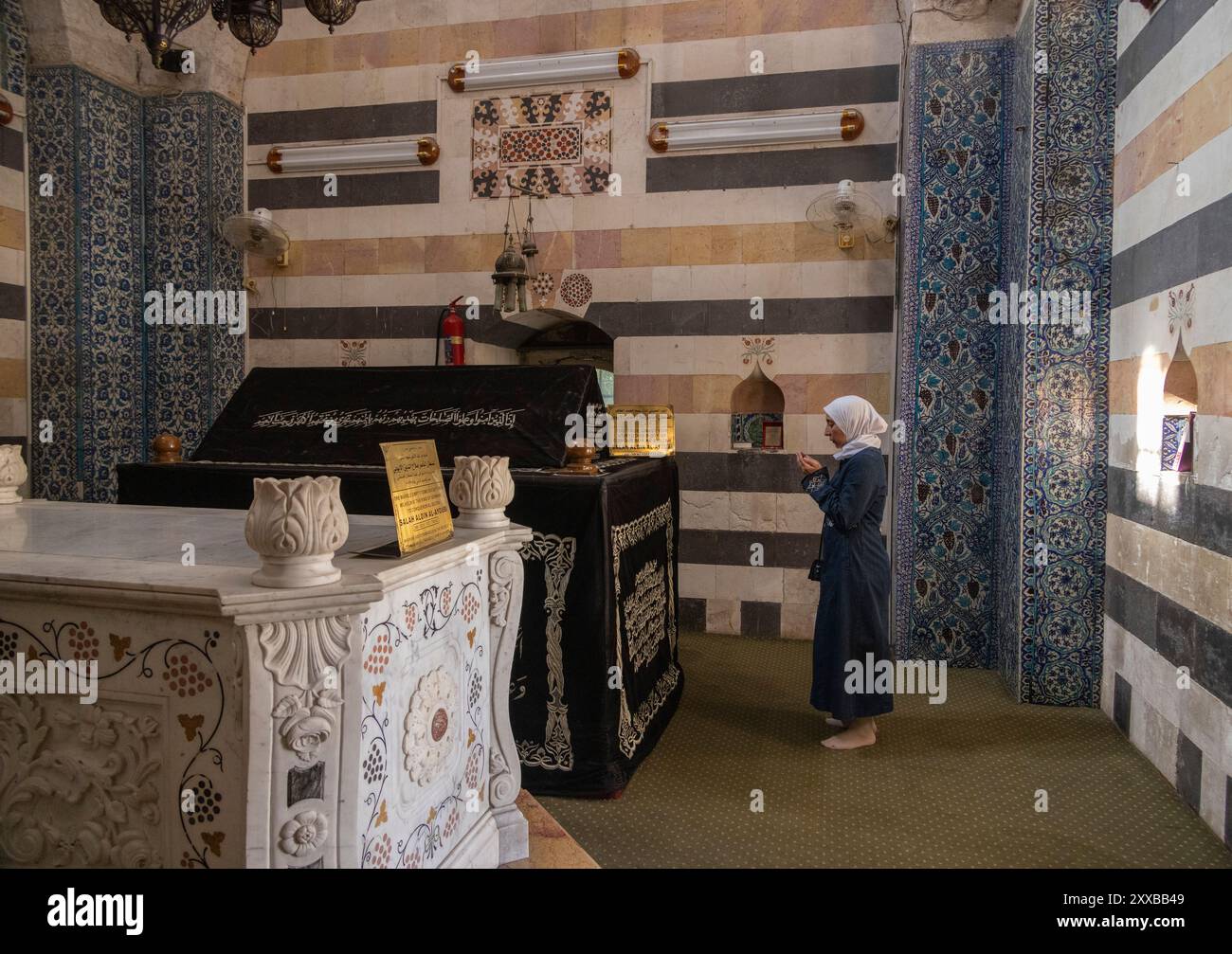 pilgrim praying at the Tomb of Saladin, Damascus Syria Stock Photo - Alamy