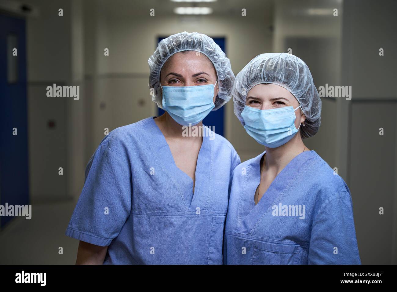 Doctors in protective suits hi-res stock photography and images - Alamy