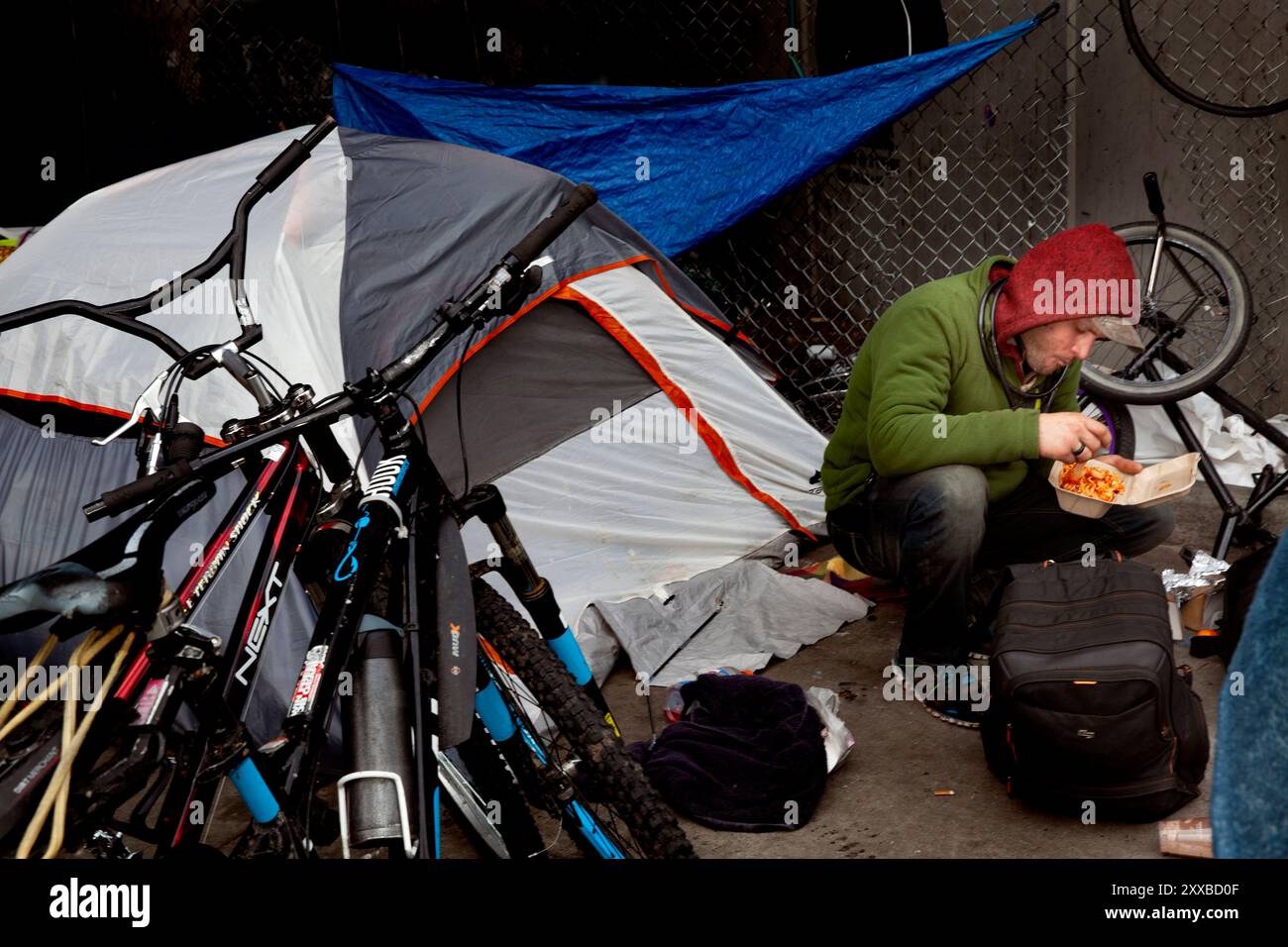 ARC-0010...WASHINGTON - Homeless man enjoys a hot dinner from Angel ...