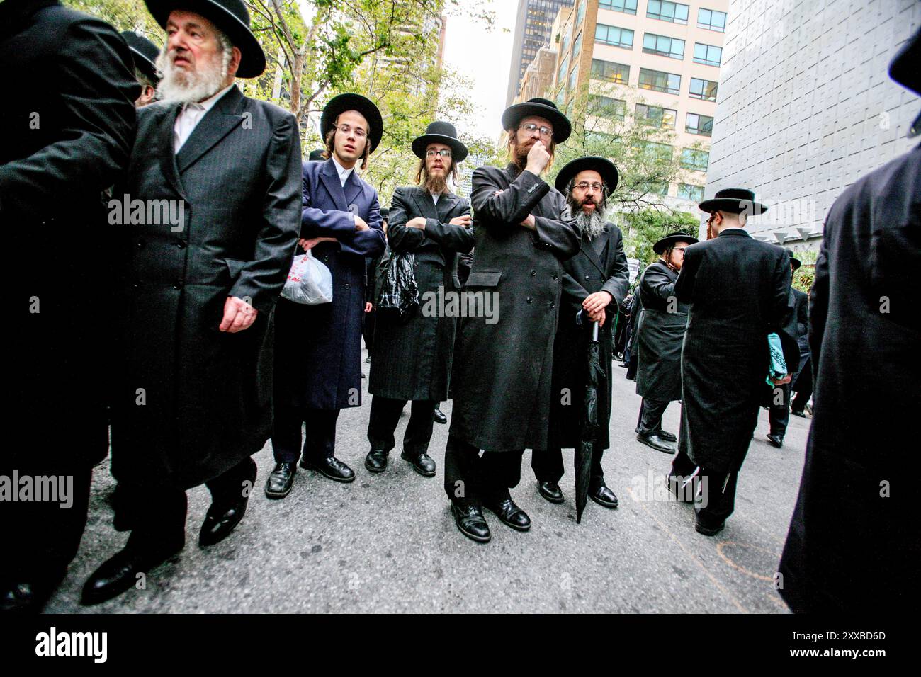 Orthodox Jews protest Israeli treatment of hasada jews in the Middle ...