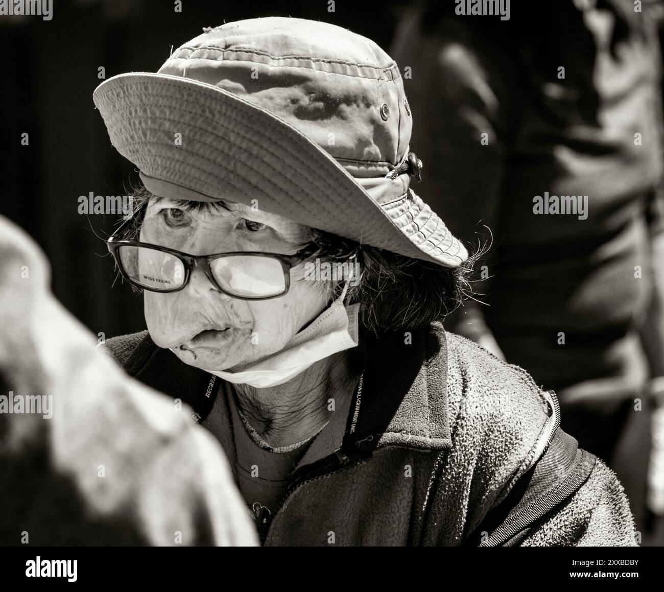 ARC-0125-BW......WASHINGTON - A homeless woman in Seattle receives a ...