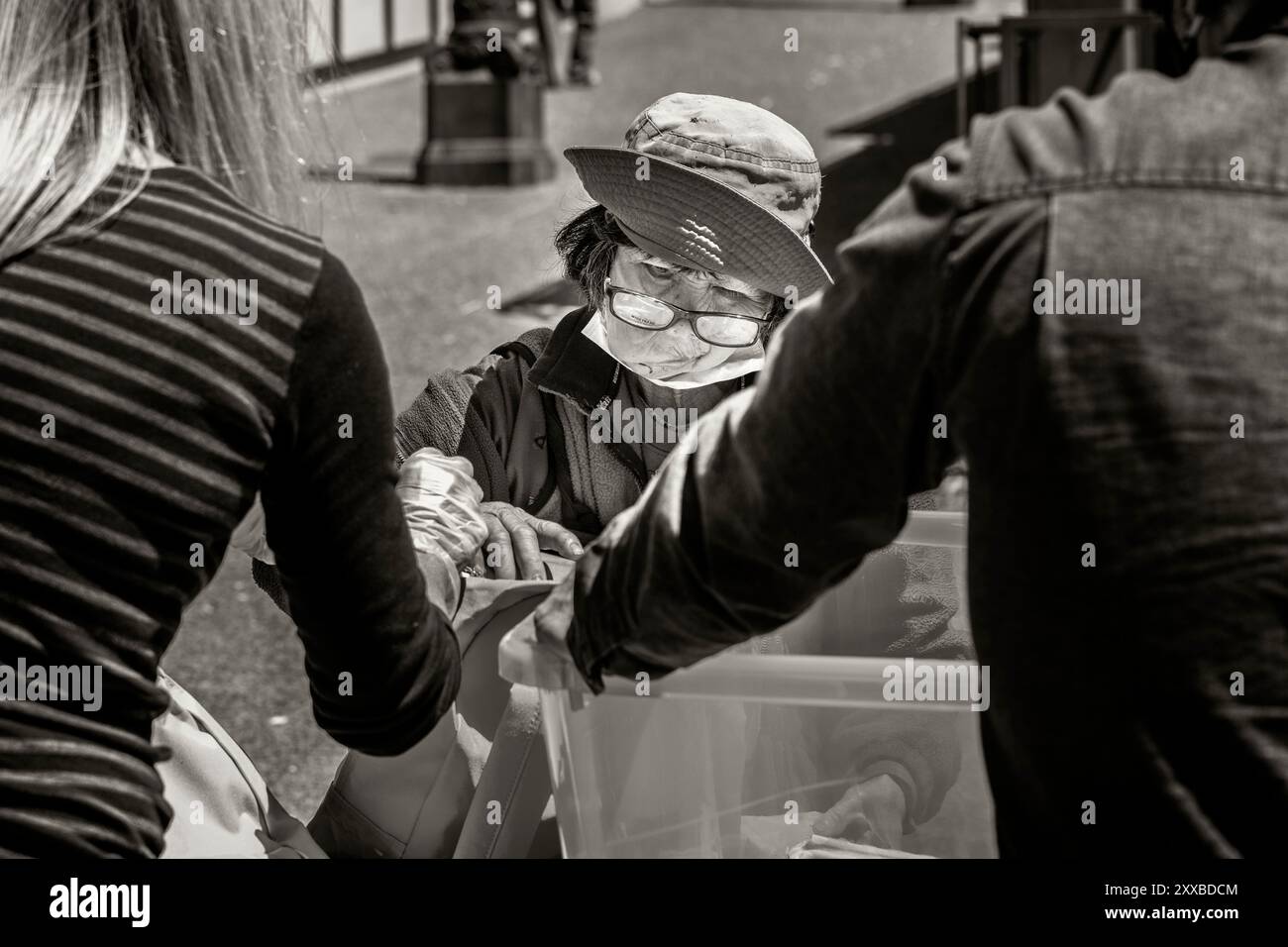 ARC-0126-BW......WASHINGTON - A homeless woman in Seattle receives a ...